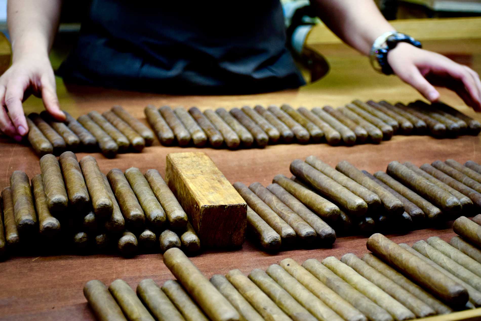 Cigar Knowledge - Size Matters? The Construction of a Cigar - Dirty Dog ...